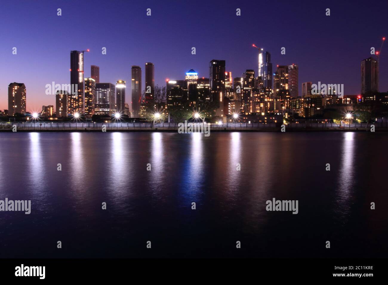 Lila skyline -Fotos und -Bildmaterial in hoher Auflösung – Alamy