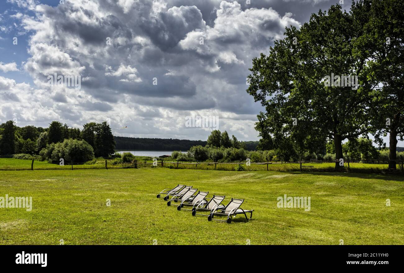 Sunbathing lawn -Fotos und -Bildmaterial in hoher Auflösung – Alamy