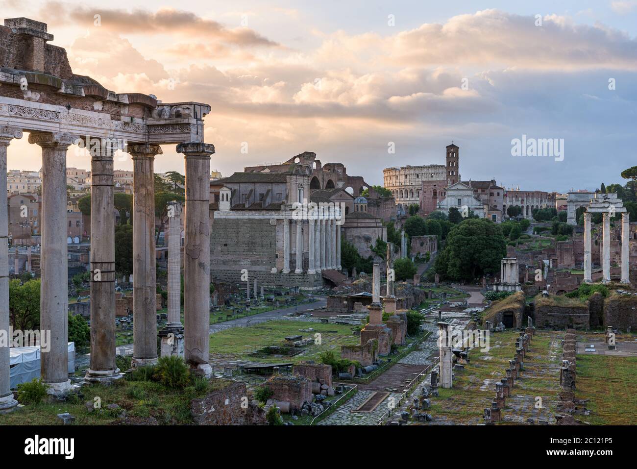 Blick auf die antiken Ruinen des Forum Romanum und das Kolosseum ...