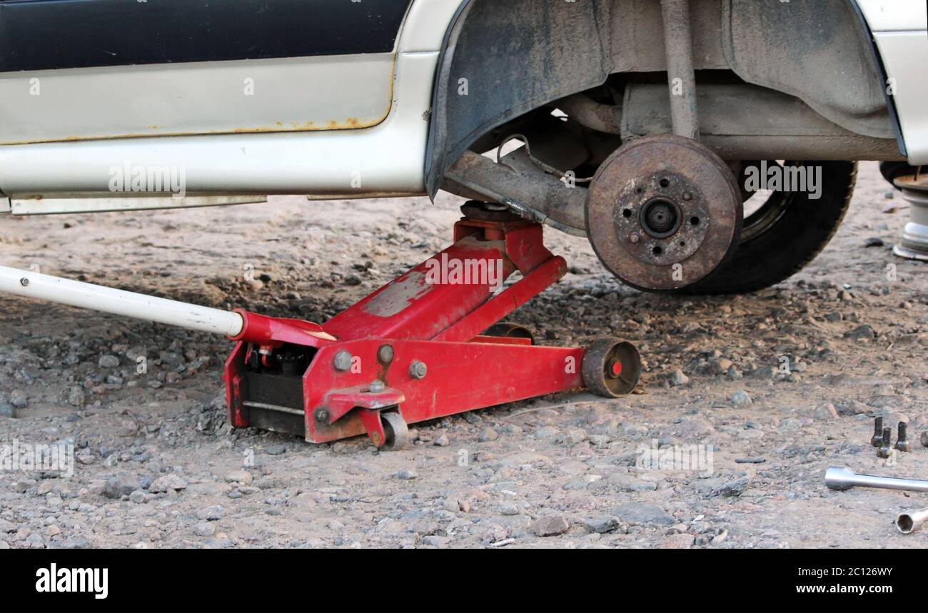 Wagenheber heben -Fotos und -Bildmaterial in hoher Auflösung – Alamy