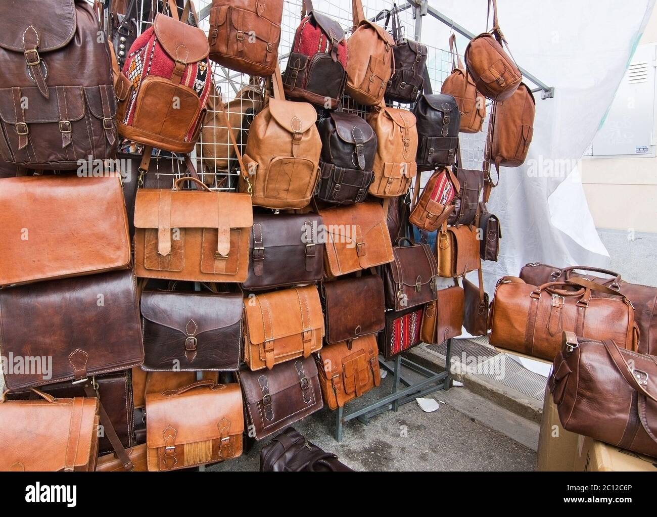 Leather bags -Fotos und -Bildmaterial in hoher Auflösung – Alamy
