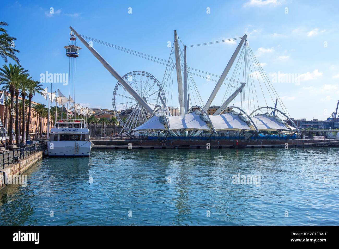 Genua, Italien - 18. August 2019: Il Grande Bigo und Riesenrad in Porto Antico di Genova oder ...