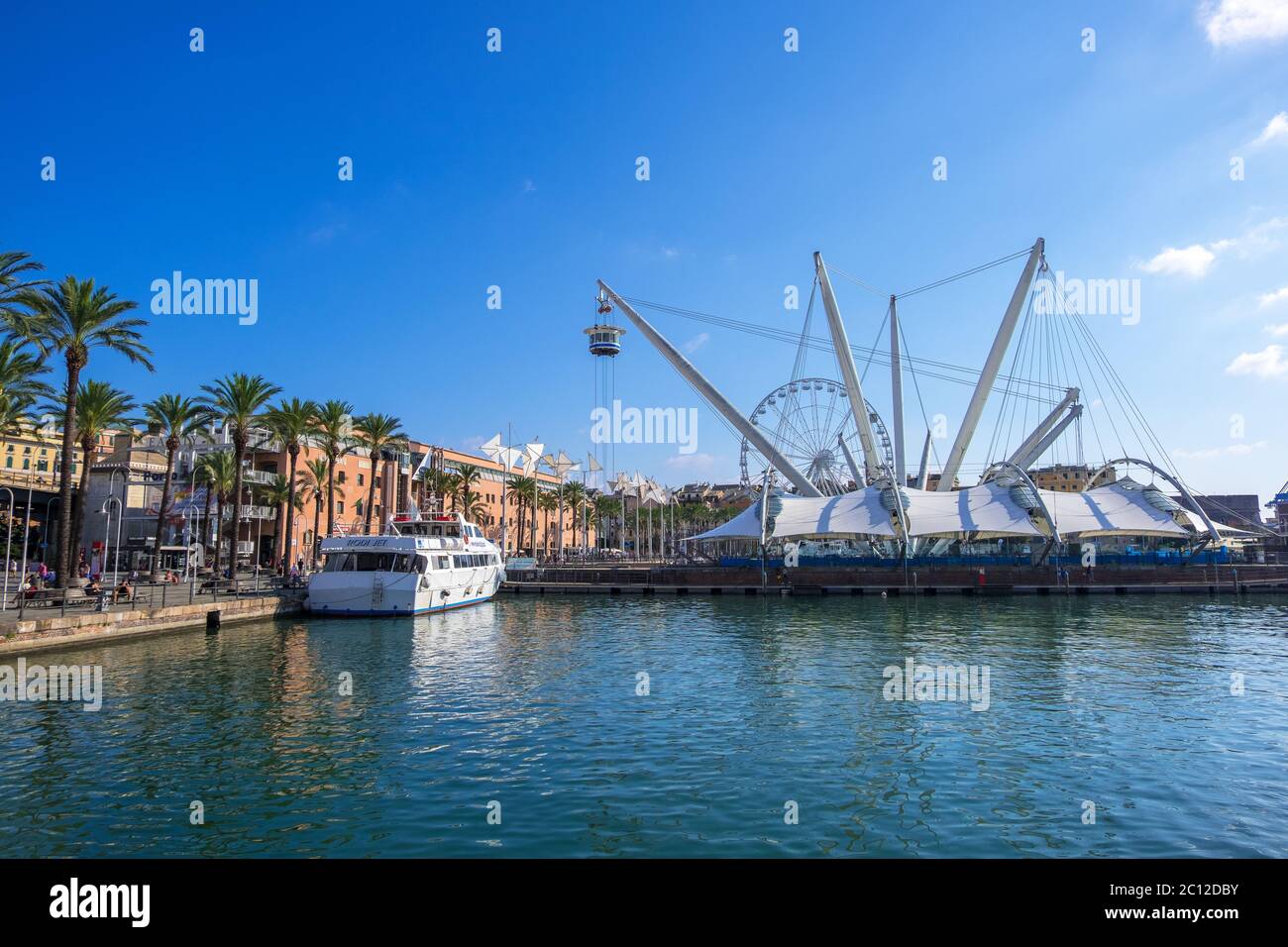 Genua, Italien - 18. August 2019: Il Grande Bigo und Riesenrad in Porto Antico di Genova oder ...