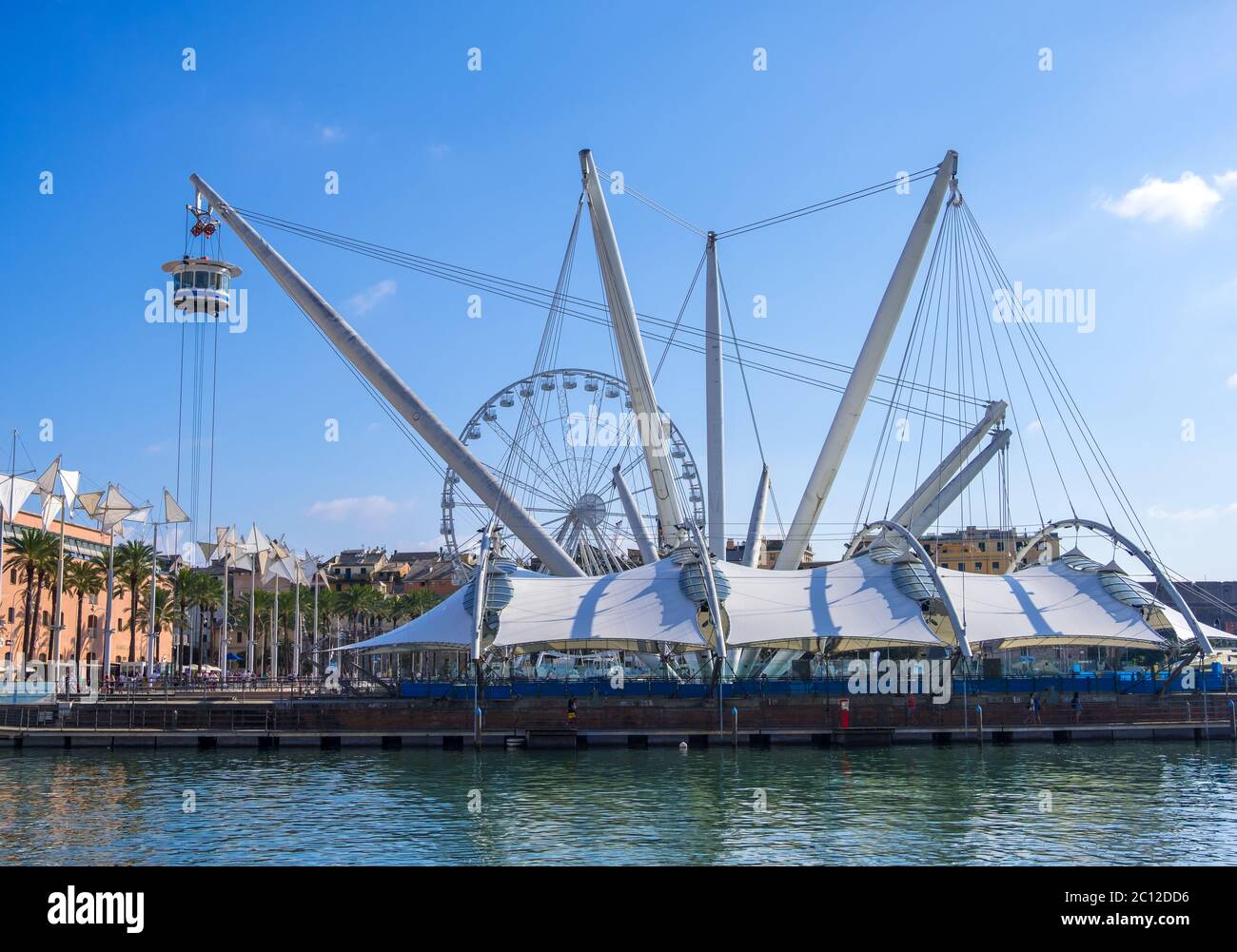 Genua, Italien - 18. August 2019: Il Grande Bigo und Riesenrad in Porto Antico di Genova oder ...