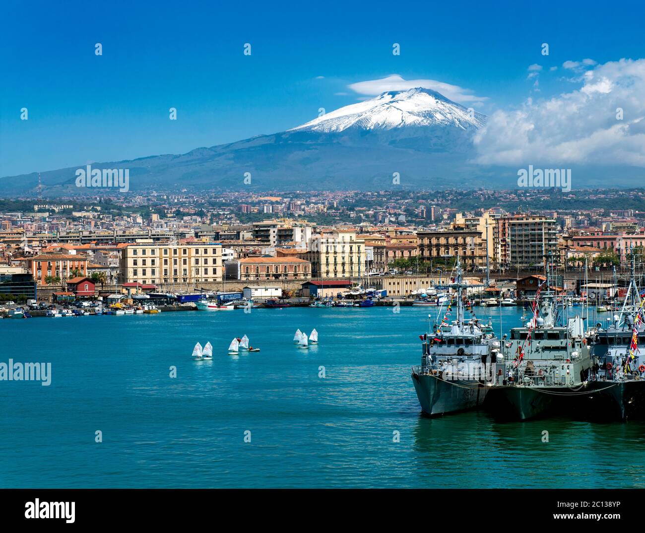 Blick auf den Ätna, Stadt und Hafen, Catania, Sizilien, Italien. Catania liegt am Fuße des Mt ...