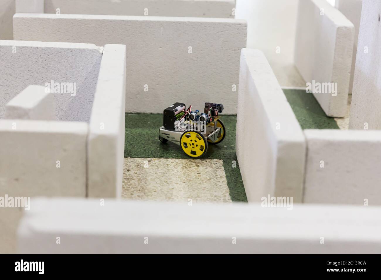 Roboter in einer schule -Fotos und -Bildmaterial in hoher Auflösung – Alamy