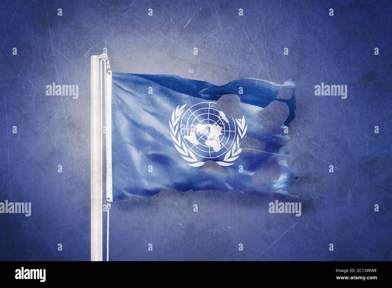 Zerrissene Flagge der Vereinten Nationen, die vor grungenem Hintergrund winkt Stockfotografie ...