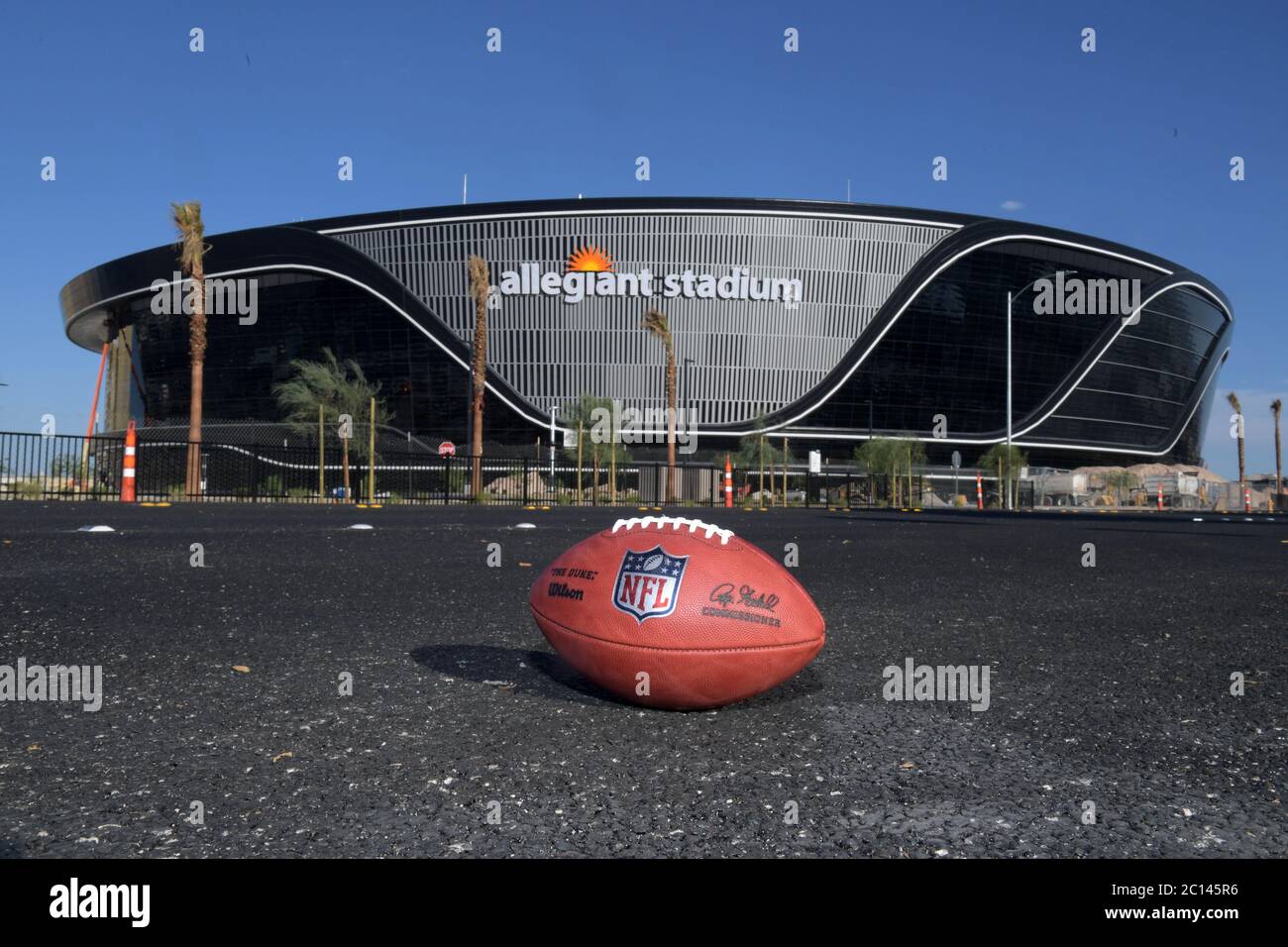 Ein Wilson 2020 NFL "The Duke" offizielle Fußball auf der Allegiant ...