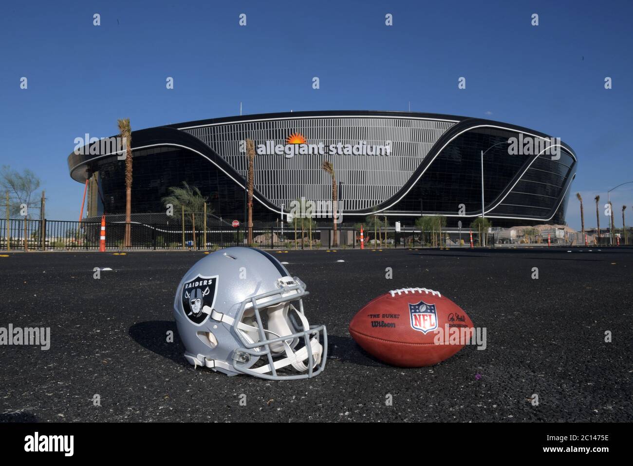 Ein Las Vegas Raiders Helm und Wilson 2020 NFL "The Duke" offiziellen ...