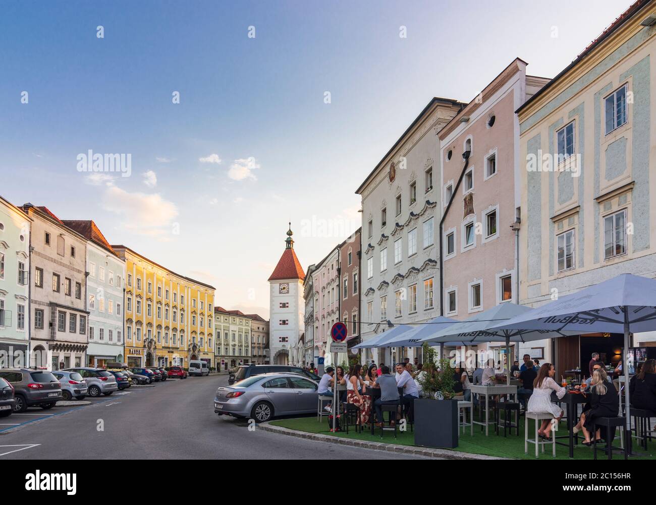 Wels: Hauptplatz Stadtplatz, Stadttor Ledererturm, Restaurant im ...