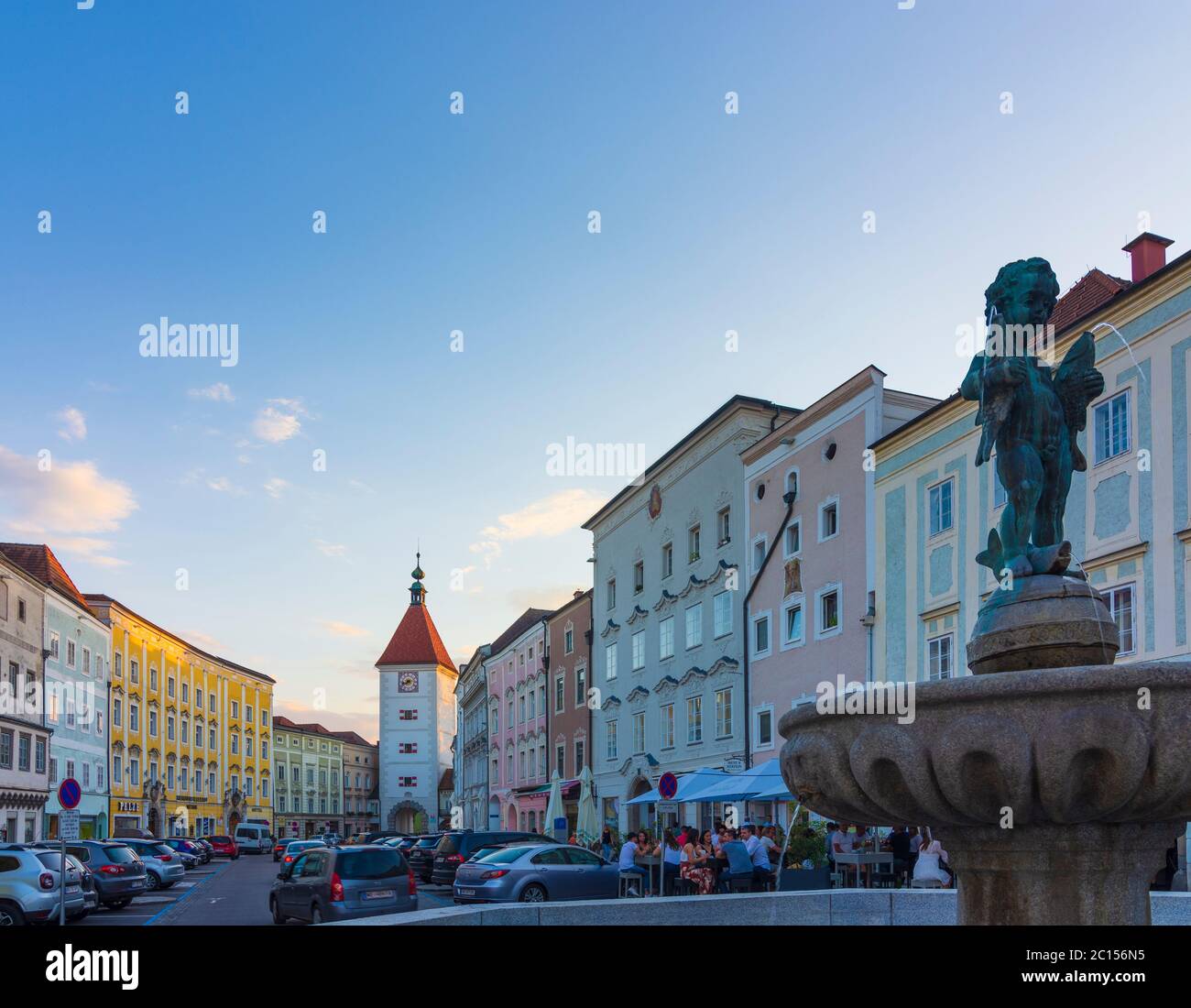 Wels: Hauptplatz Stadtplatz, Stadttor Lederturm, Restaurant, Brunnen ...
