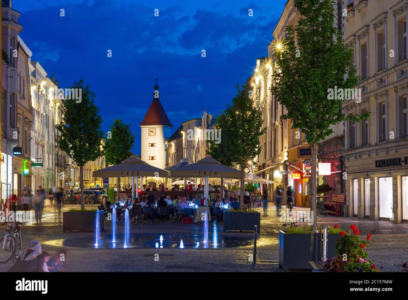 Wels: Hauptplatz Stadtplatz, Stadttor Ledererturm, Restaurant, Brunnen ...