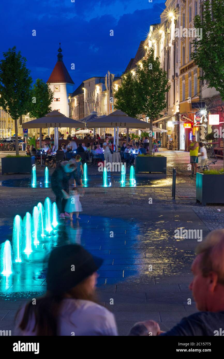 Wels: Hauptplatz Stadtplatz, Stadttor Ledererturm, Restaurant, Brunnen ...