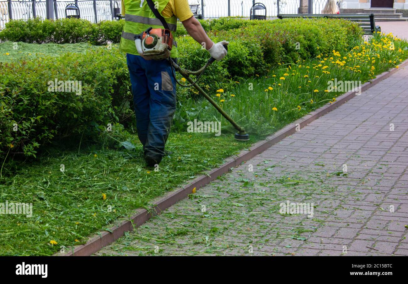 Wiese mähen sense -Fotos und -Bildmaterial in hoher Auflösung – Alamy