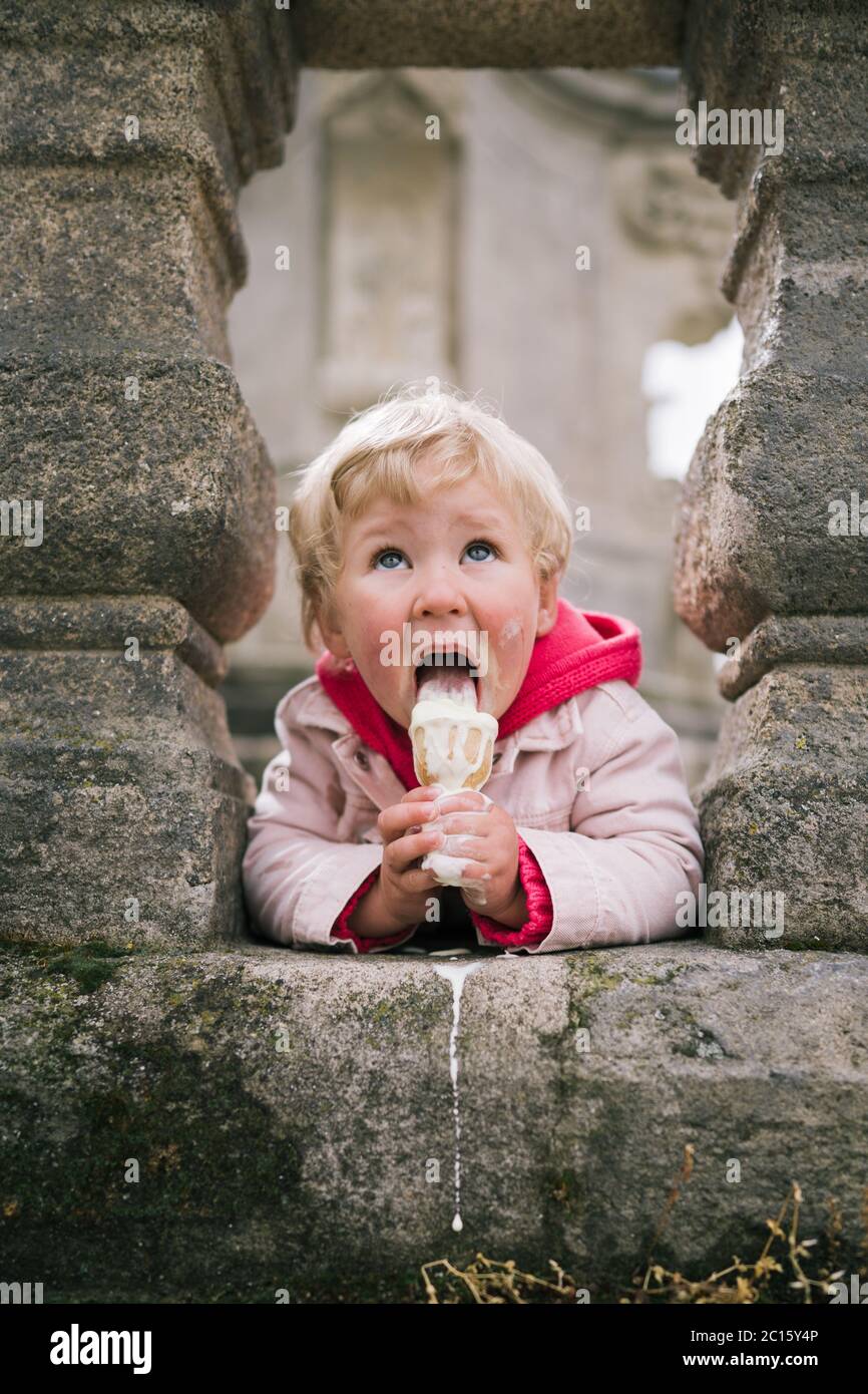Mädchen Mit Blonden Haaren Mit Eis Fotos Und Bildmaterial In Hoher