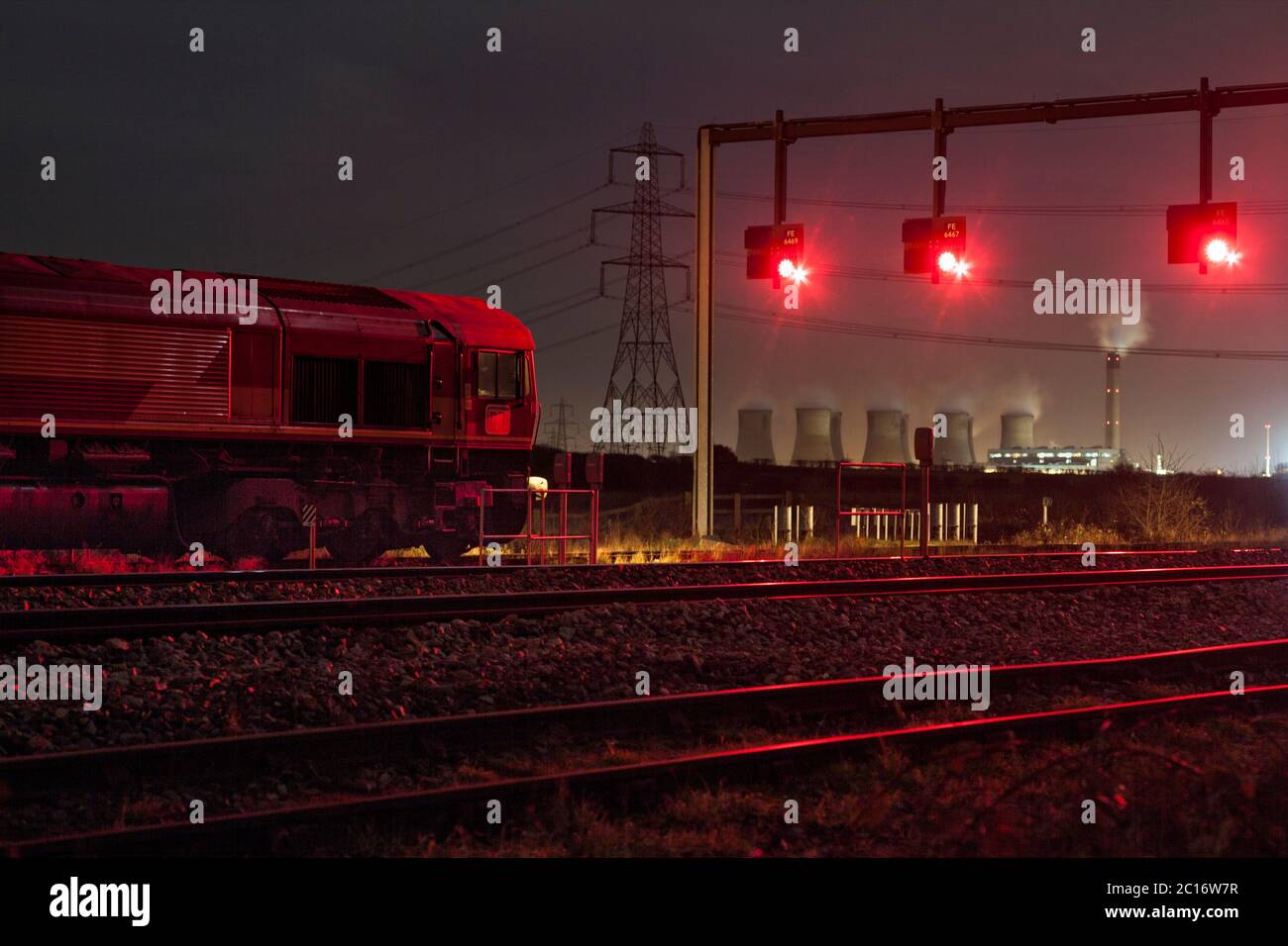 DB Cargo-Lok der Baureihe 66 wartet auf ein rotes Signal an der ...