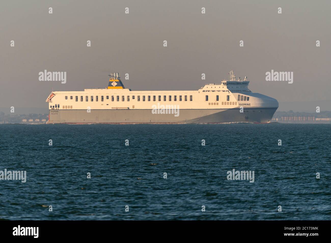 Frachtschiff Auf Der Themse Stockfotos und -bilder Kaufen - Alamy
