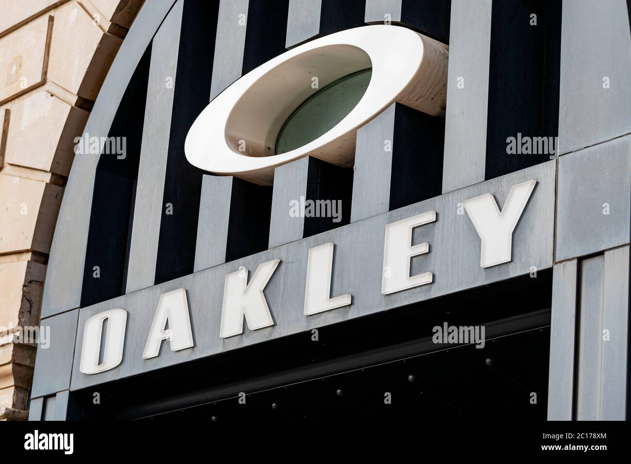 Oakley shop -Fotos und -Bildmaterial in hoher Auflösung – Alamy