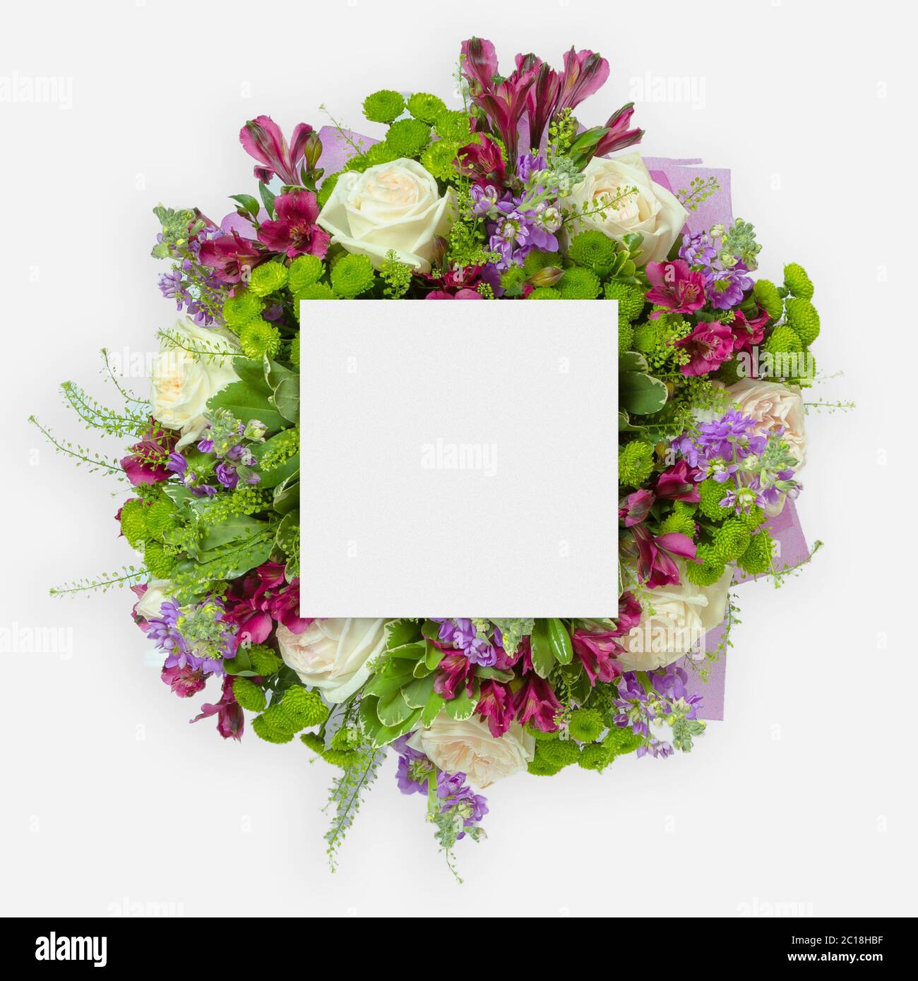 Kreatives Layout aus Blumen und Blättern mit Papierkartennummer. Flach ...