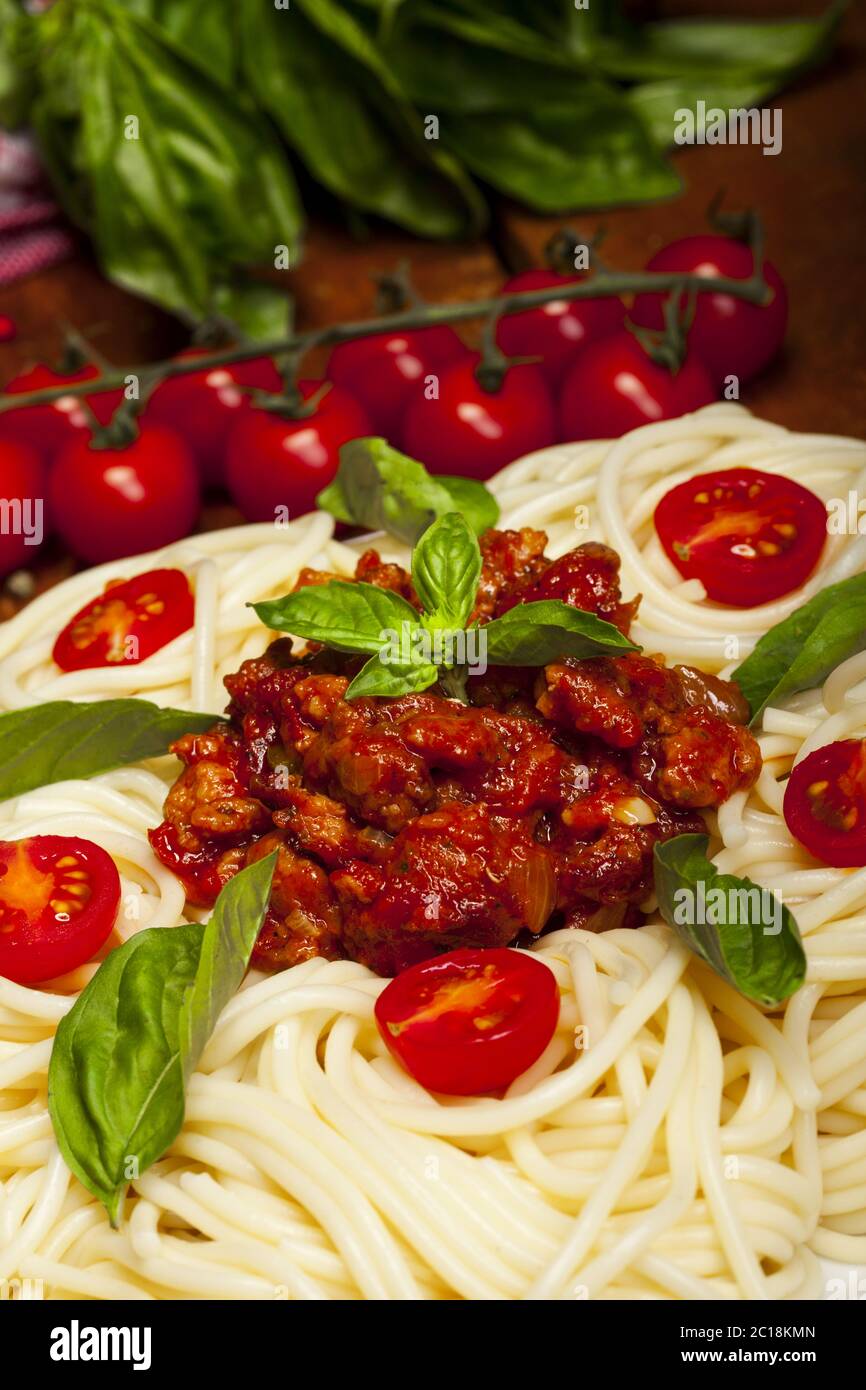 Teller mit spaghetti bolognese -Fotos und -Bildmaterial in hoher ...