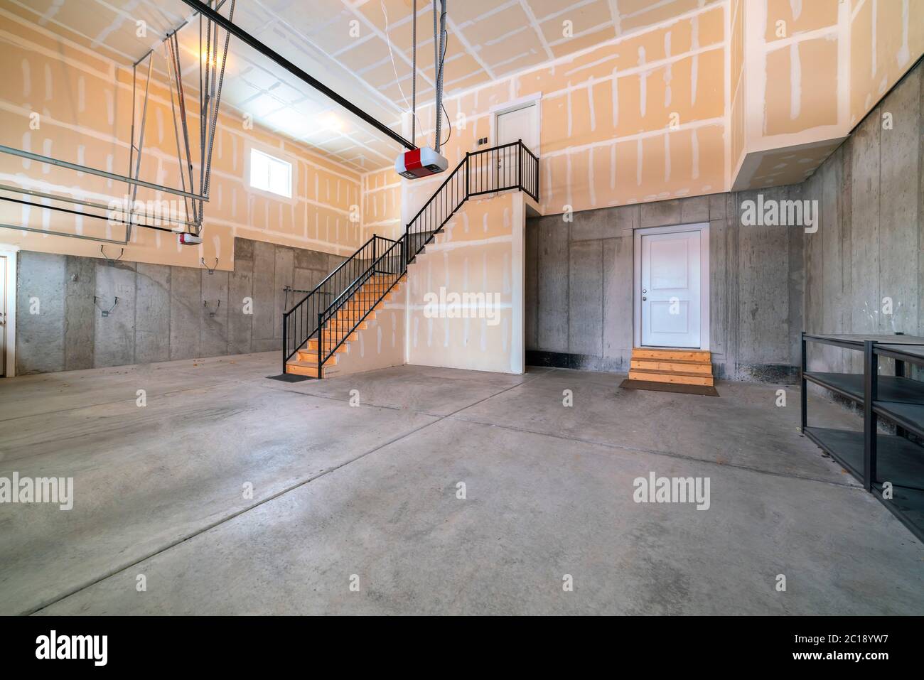 Garagentor im keller -Fotos und -Bildmaterial in hoher Auflösung – Alamy