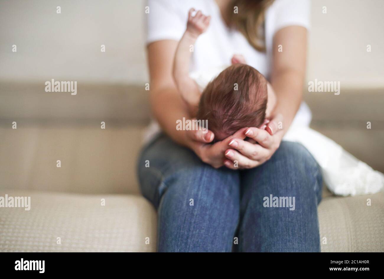 Junge mutter pflegt -Fotos und -Bildmaterial in hoher Auflösung – Alamy