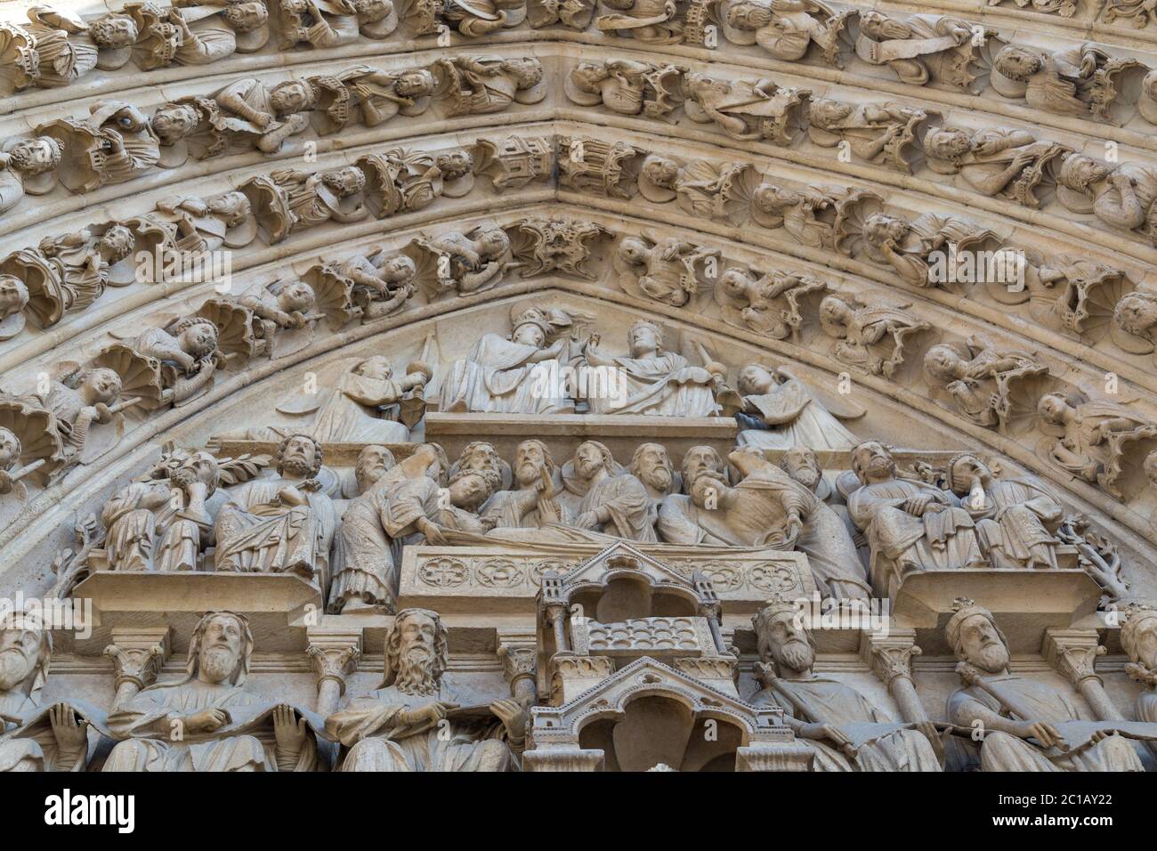 Das Tympanon des Jüngsten Gerichts über dem Eingang der Notre-Dame de ...