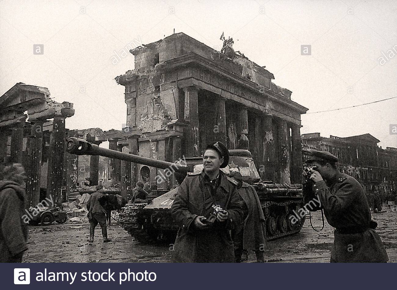 Gate Berlin 1945 Stockfotos und -bilder Kaufen - Alamy