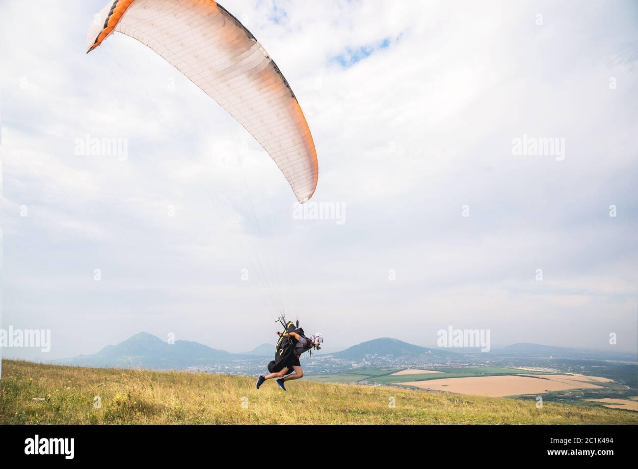 Paragliding vom berg -Fotos und -Bildmaterial in hoher Auflösung – Alamy