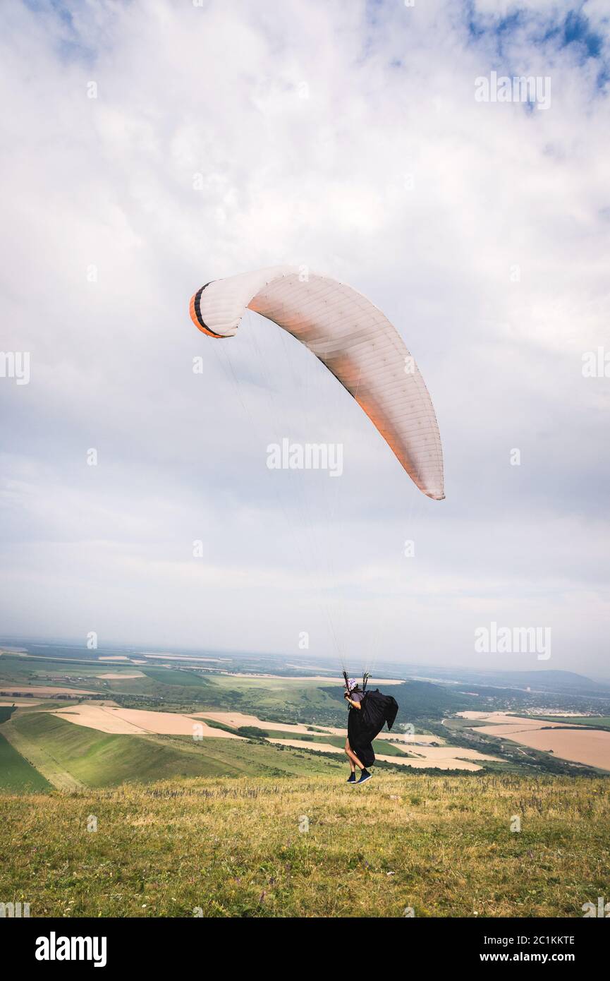 Paragliding vom berg -Fotos und -Bildmaterial in hoher Auflösung – Alamy