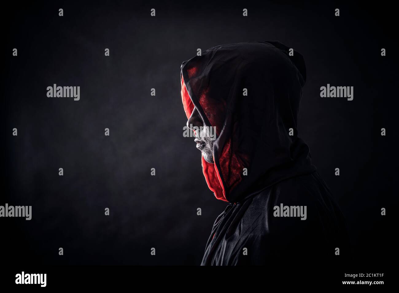 Roter hoodie mann -Fotos und -Bildmaterial in hoher Auflösung – Alamy