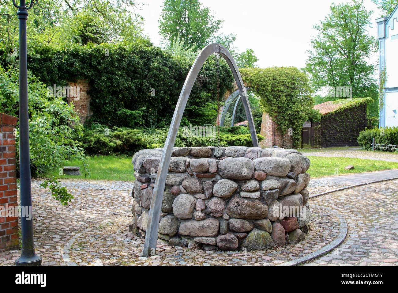 Alte Brunnen aus Feldsteinen gebaut Stockfotografie - Alamy