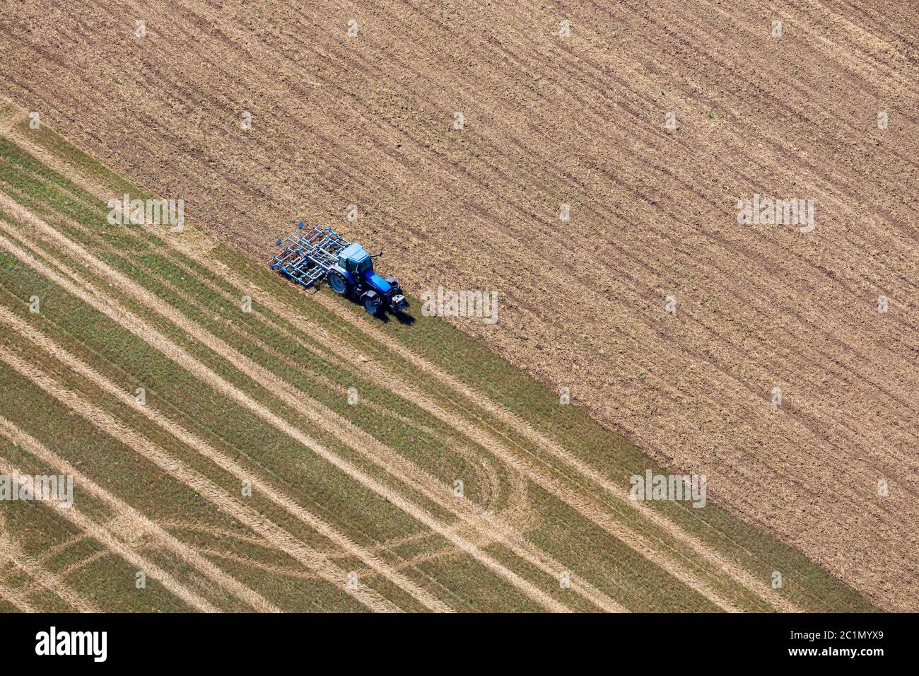 Auf einem feld arbeiten -Fotos und -Bildmaterial in hoher Auflösung – Alamy