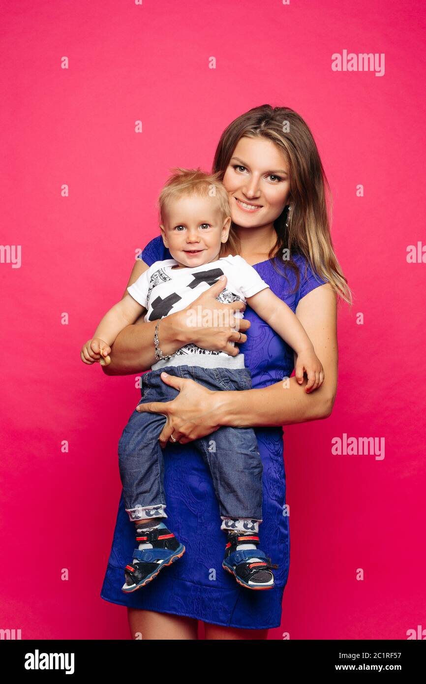 Mama und kleine -Fotos und -Bildmaterial in hoher Auflösung – Alamy