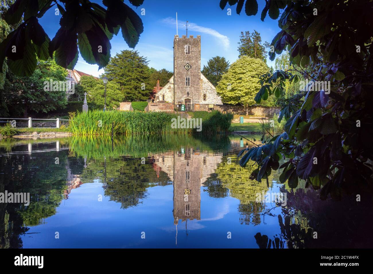 Kirche reflexion dorf teich -Fotos und -Bildmaterial in hoher Auflösung ...