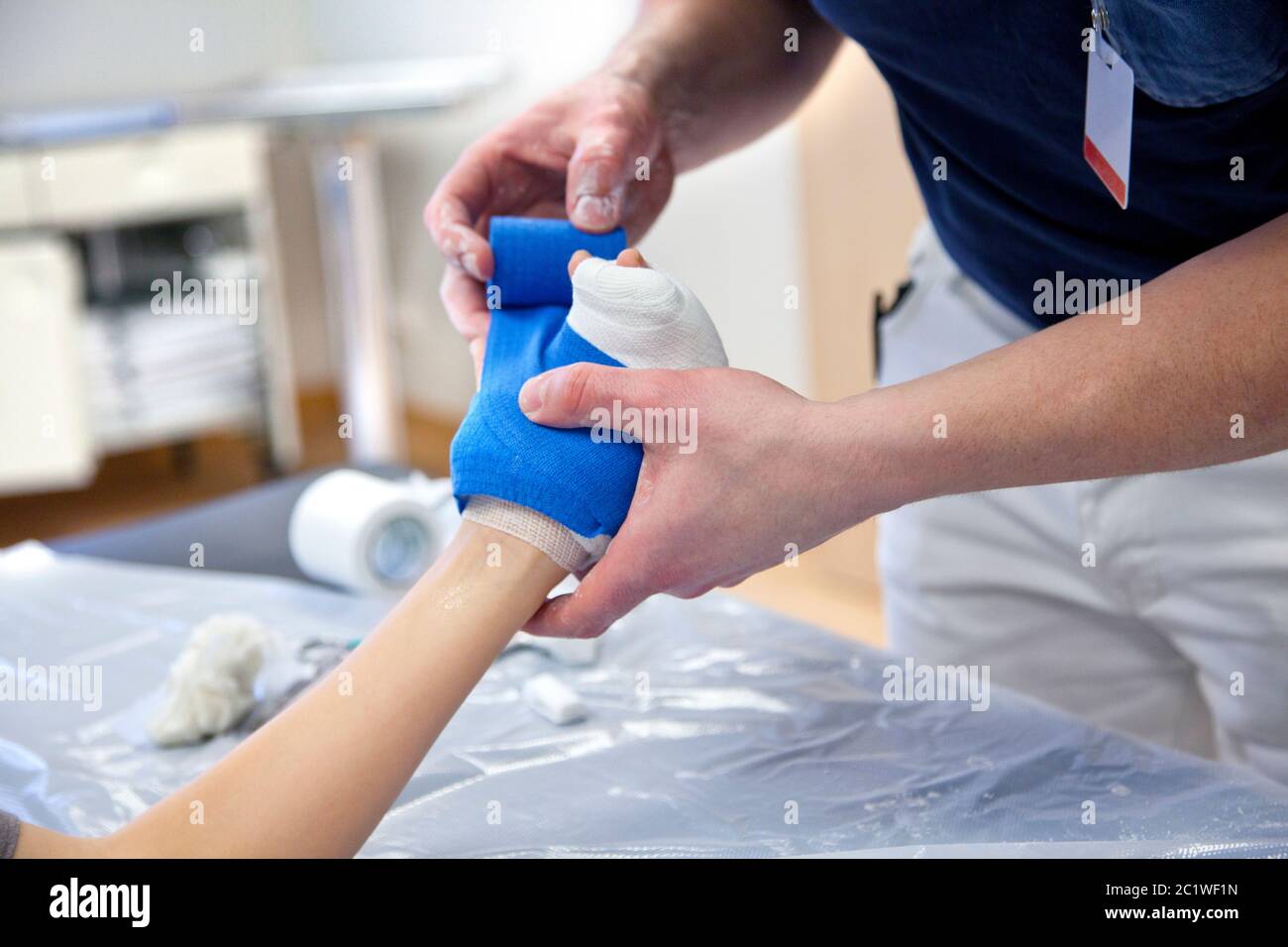 Gipsverband gips arzt -Fotos und -Bildmaterial in hoher Auflösung – Alamy