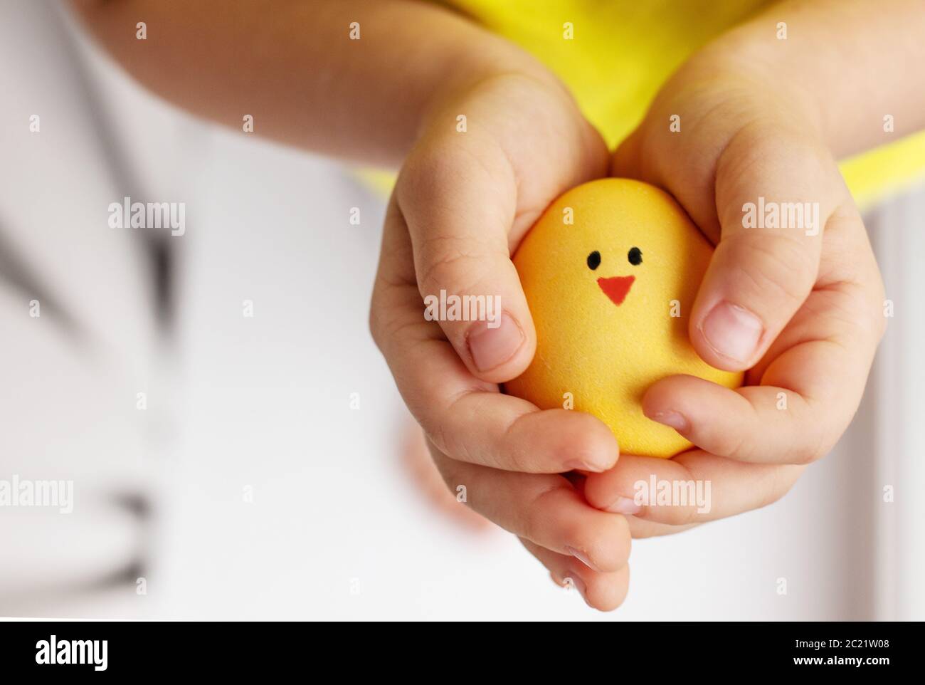 Hände geben kinder -Fotos und -Bildmaterial in hoher Auflösung – Alamy
