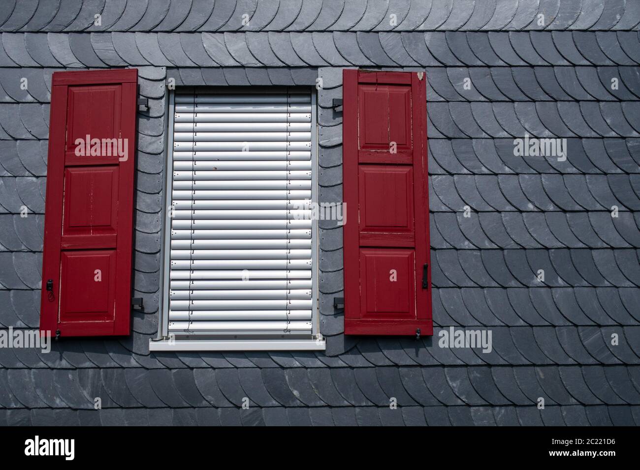 Holz haus detail fassade -Fotos und -Bildmaterial in hoher Auflösung – Alamy