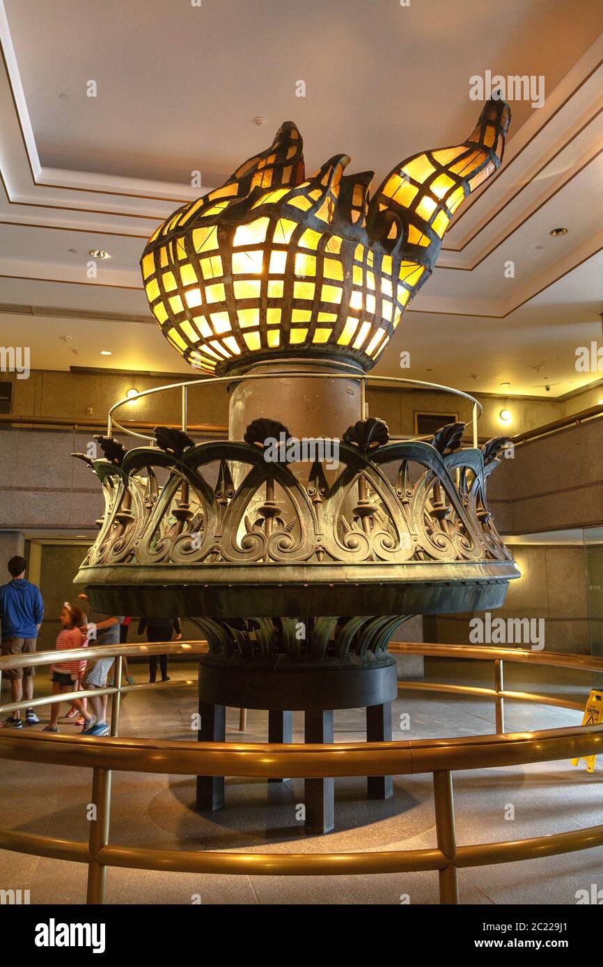 Die originale Fackel der Freiheitsstatue im Museum im Sockel der Statue ...