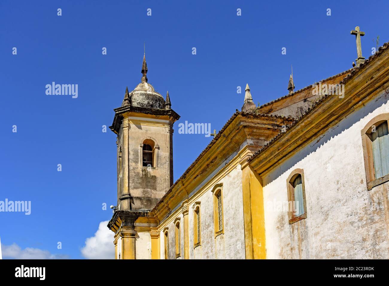 Katholische kirchenfassade -Fotos und -Bildmaterial in hoher Auflösung ...