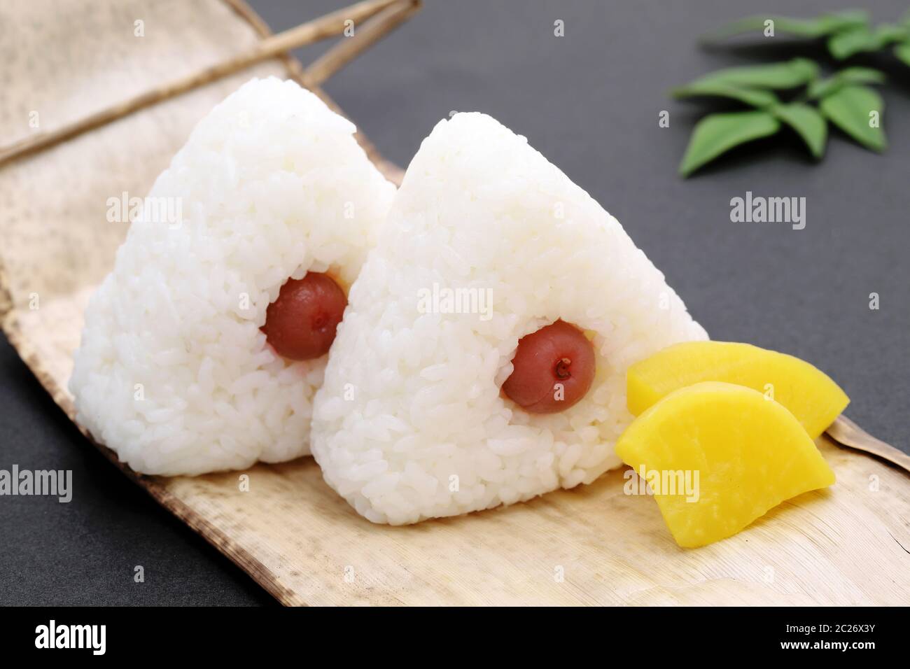 Japan traditionelles essen reis ball -Fotos und -Bildmaterial in hoher ...
