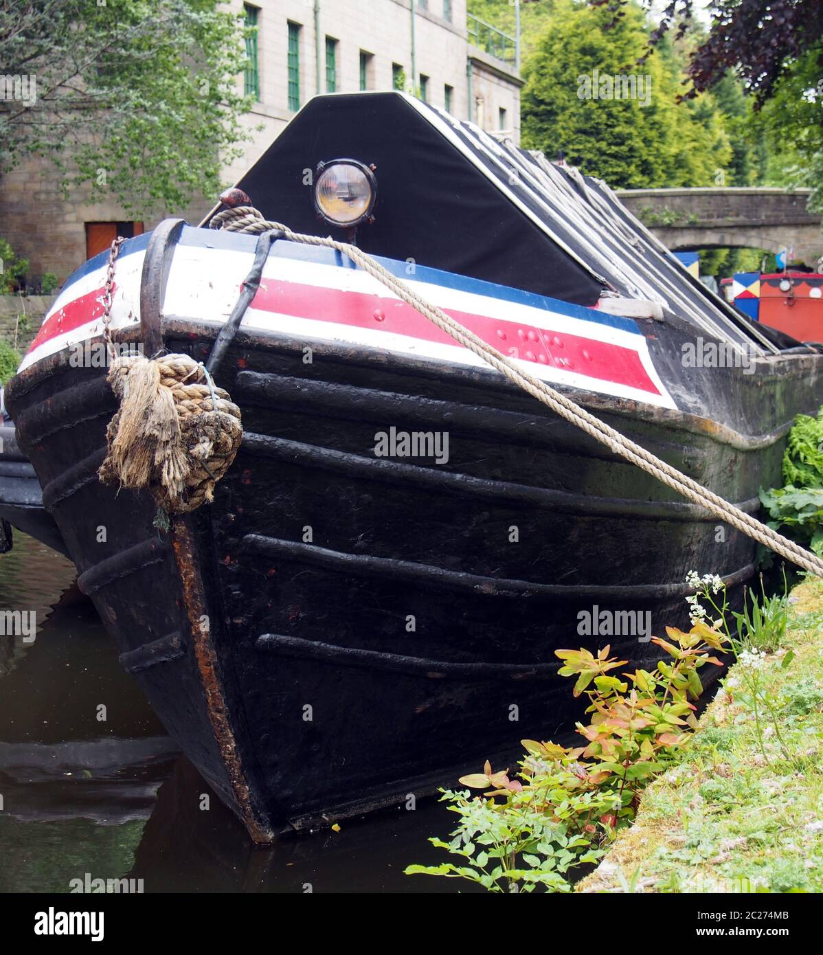 Der Bug eines alten, festgefahrene schmalen Bootes auf dem rochdale ...