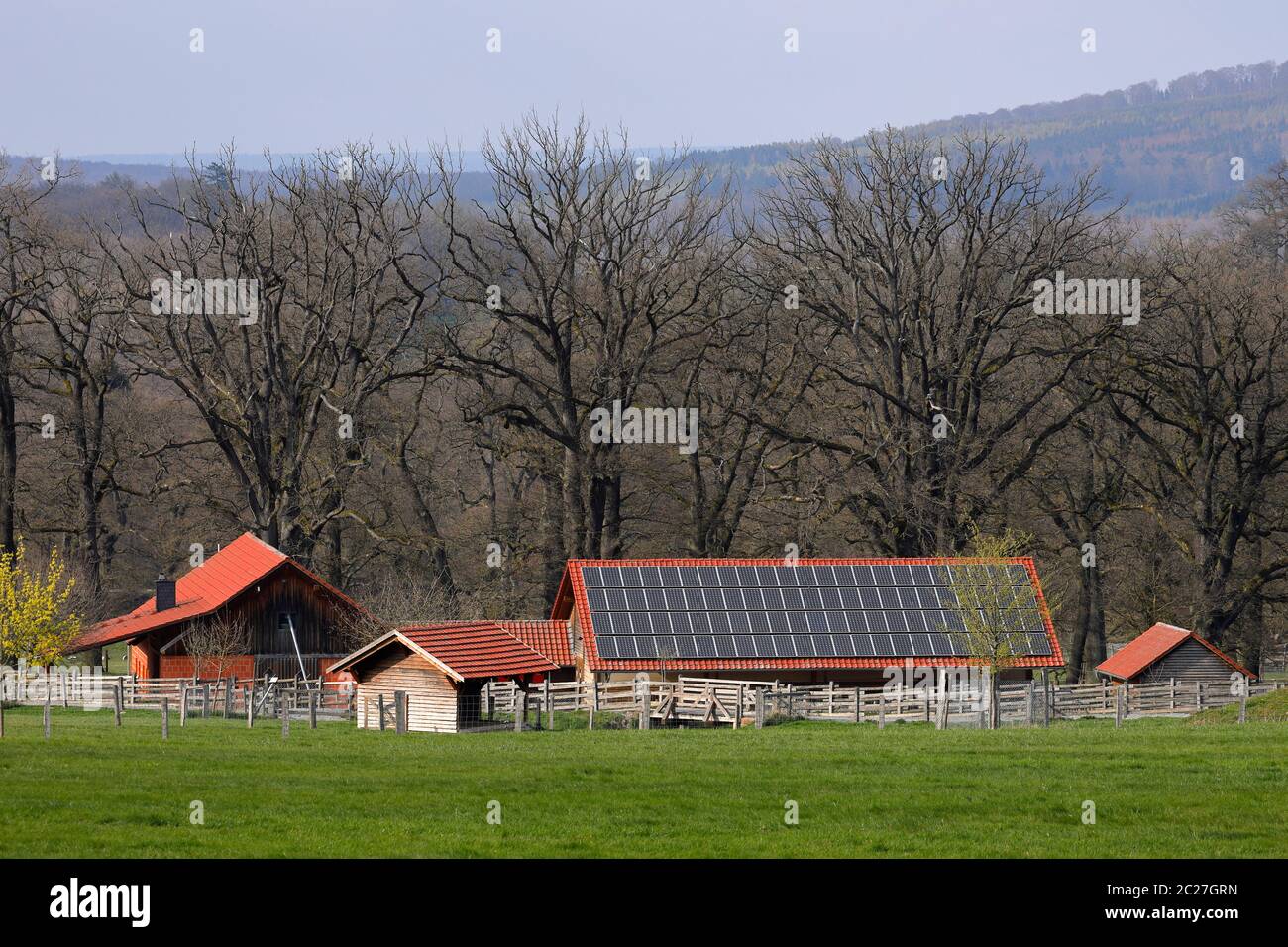 Bauernhof mit Scheune und Stall Stockfotografie - Alamy