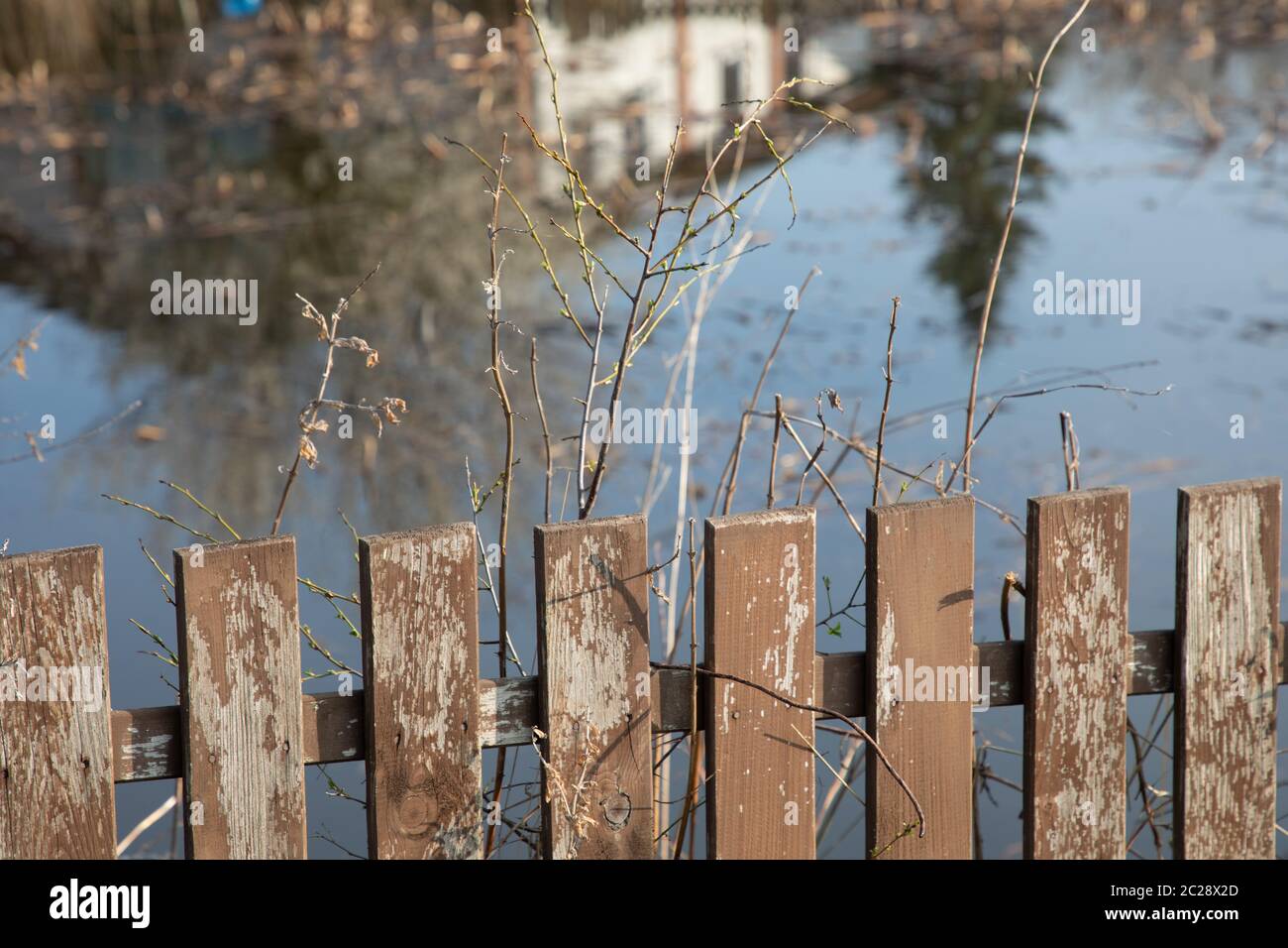 Haus mit zaun -Fotos und -Bildmaterial in hoher Auflösung – Alamy