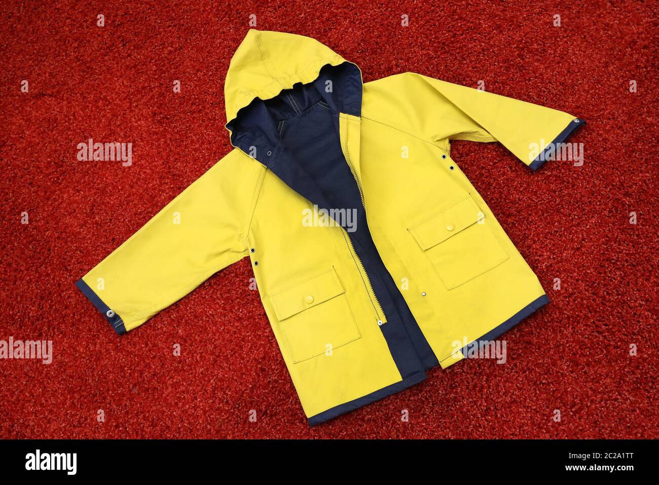 Rain slicker -Fotos und -Bildmaterial in hoher Auflösung – Alamy