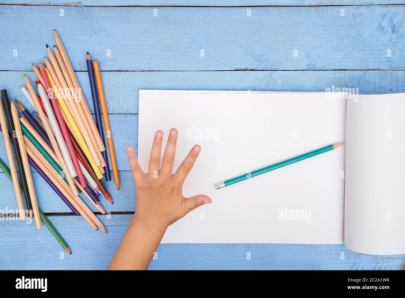 Malen mit farbe kinderhände -Fotos und -Bildmaterial in hoher Auflösung ...