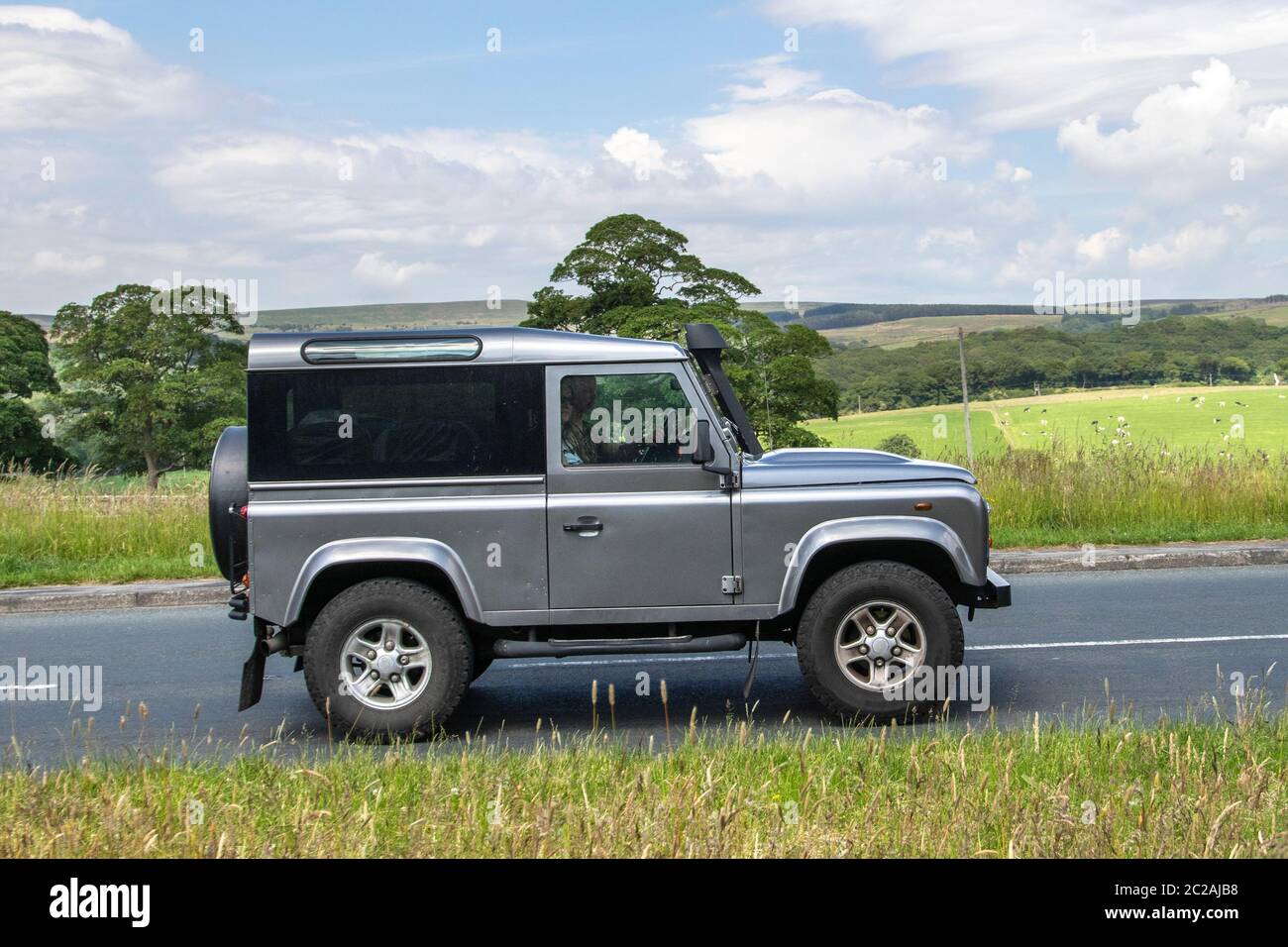 2007 grau Land Rover Defender 90 County HR SWB; Fahrzeugverkehr ...