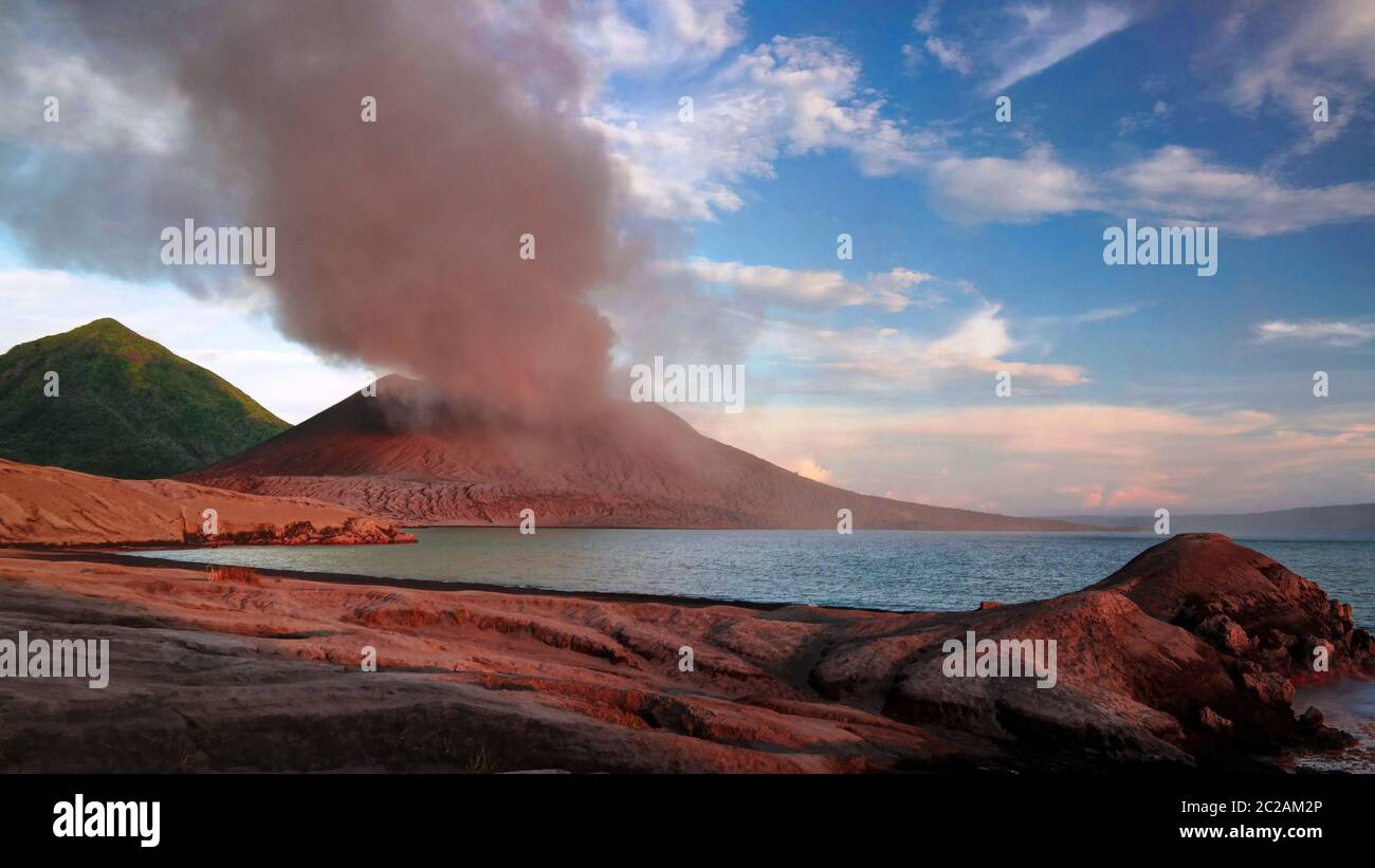 Ausbruch von Vulkan Tavurvur, Rabaul, New Britain, Papua Neuguinea ...