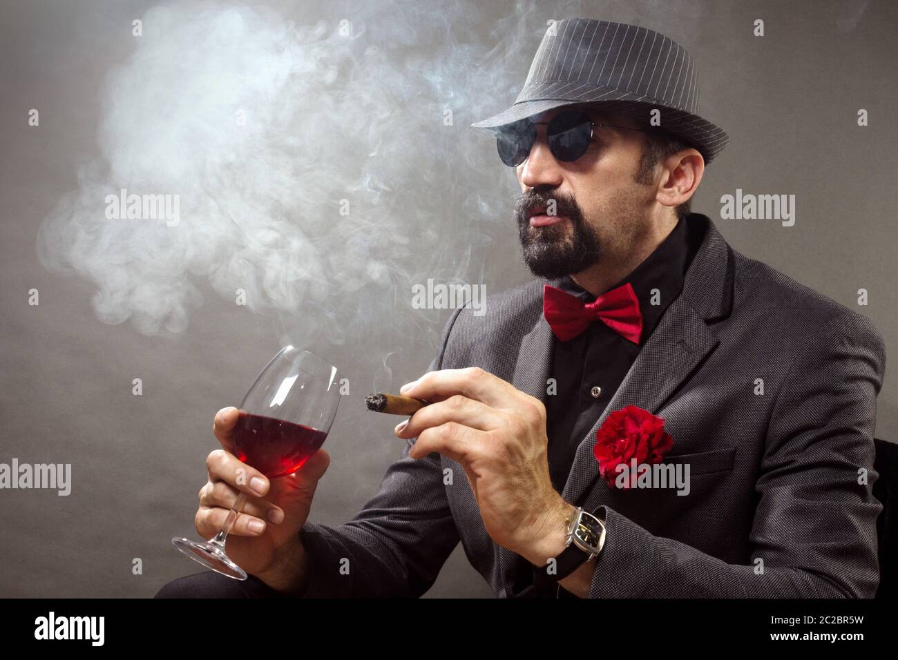 Gangster mafia man smoking cigar -Fotos und -Bildmaterial in hoher ...