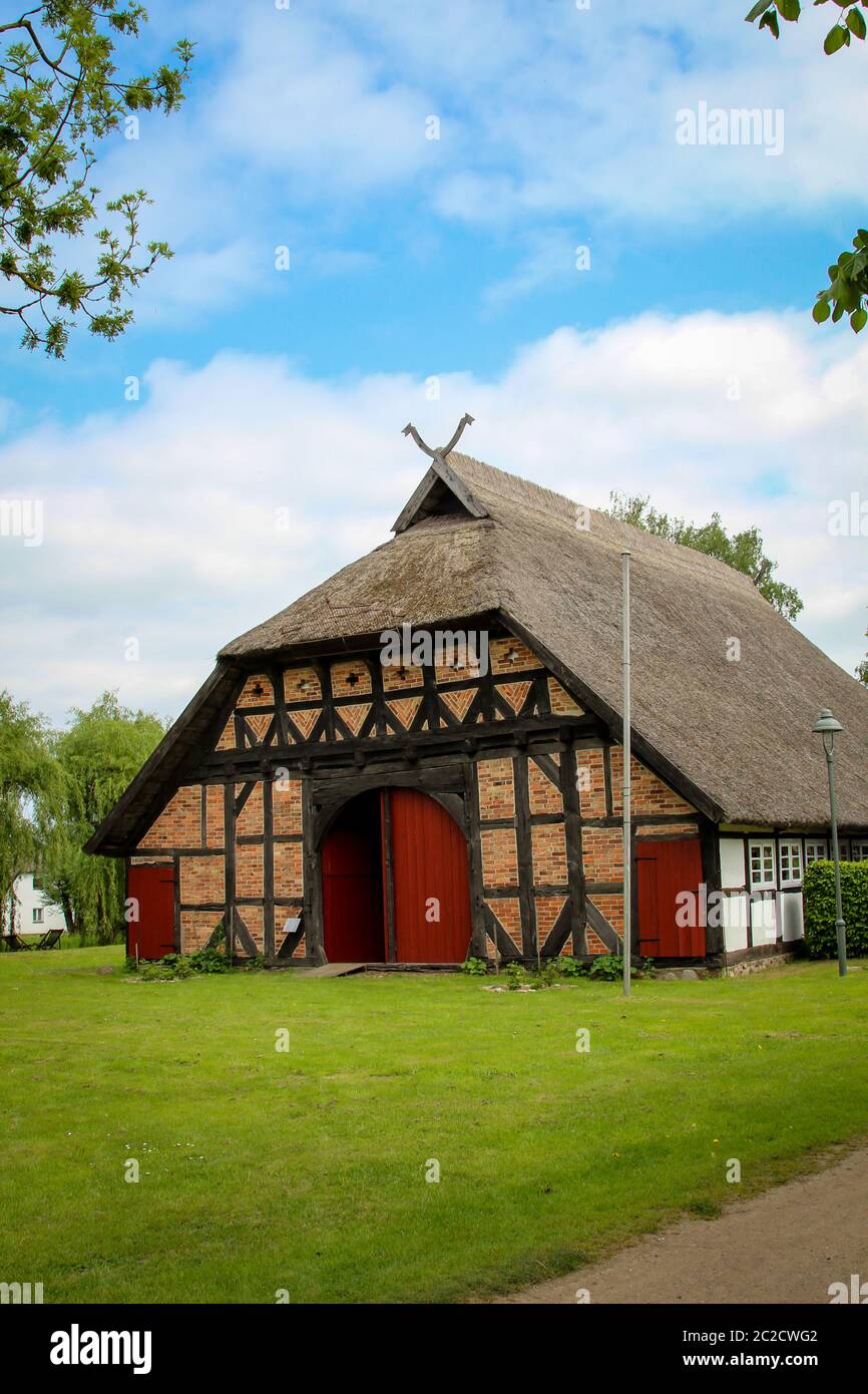 Reetdach bauernhaus -Fotos und -Bildmaterial in hoher Auflösung – Alamy